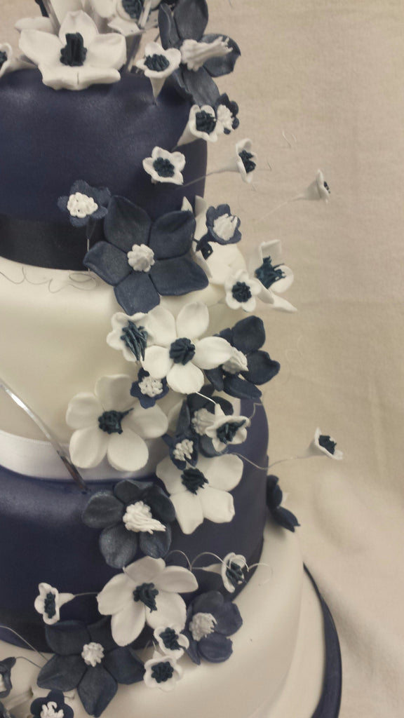 Navy blue and gray wedding cake | Beachweddingtips.com